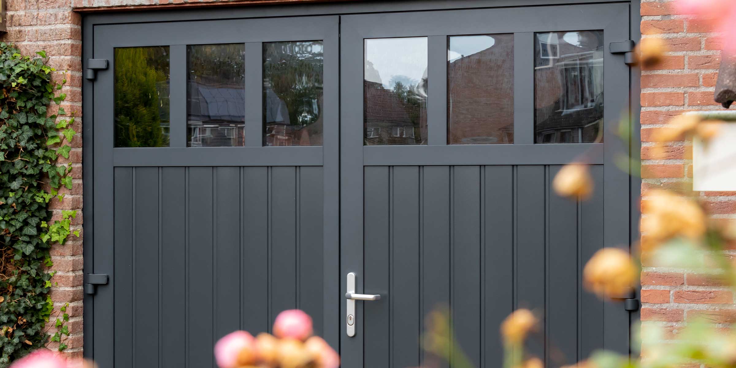 Openslaande garagedeur met glas (antraciet) | Ambassa
