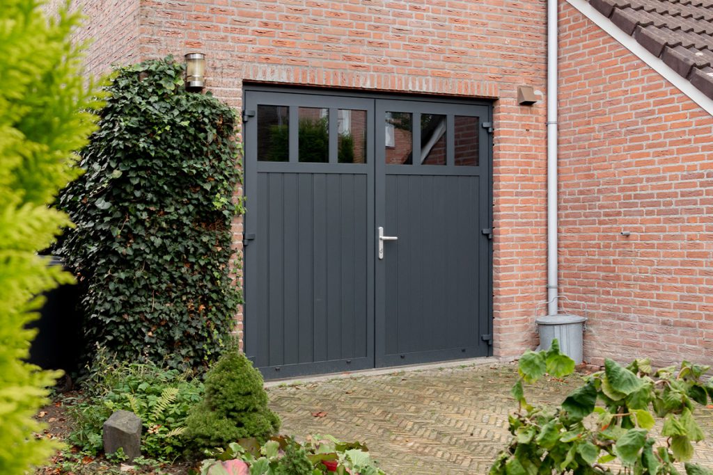 Openslaande garagedeur met glas (antraciet) | Ambassa