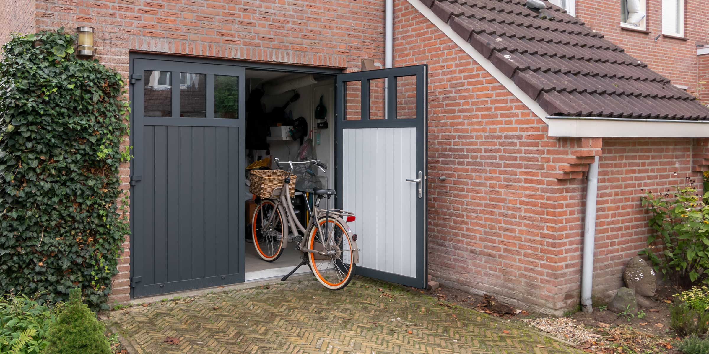 Openslaande garagedeur met glas (antraciet) | Ambassa