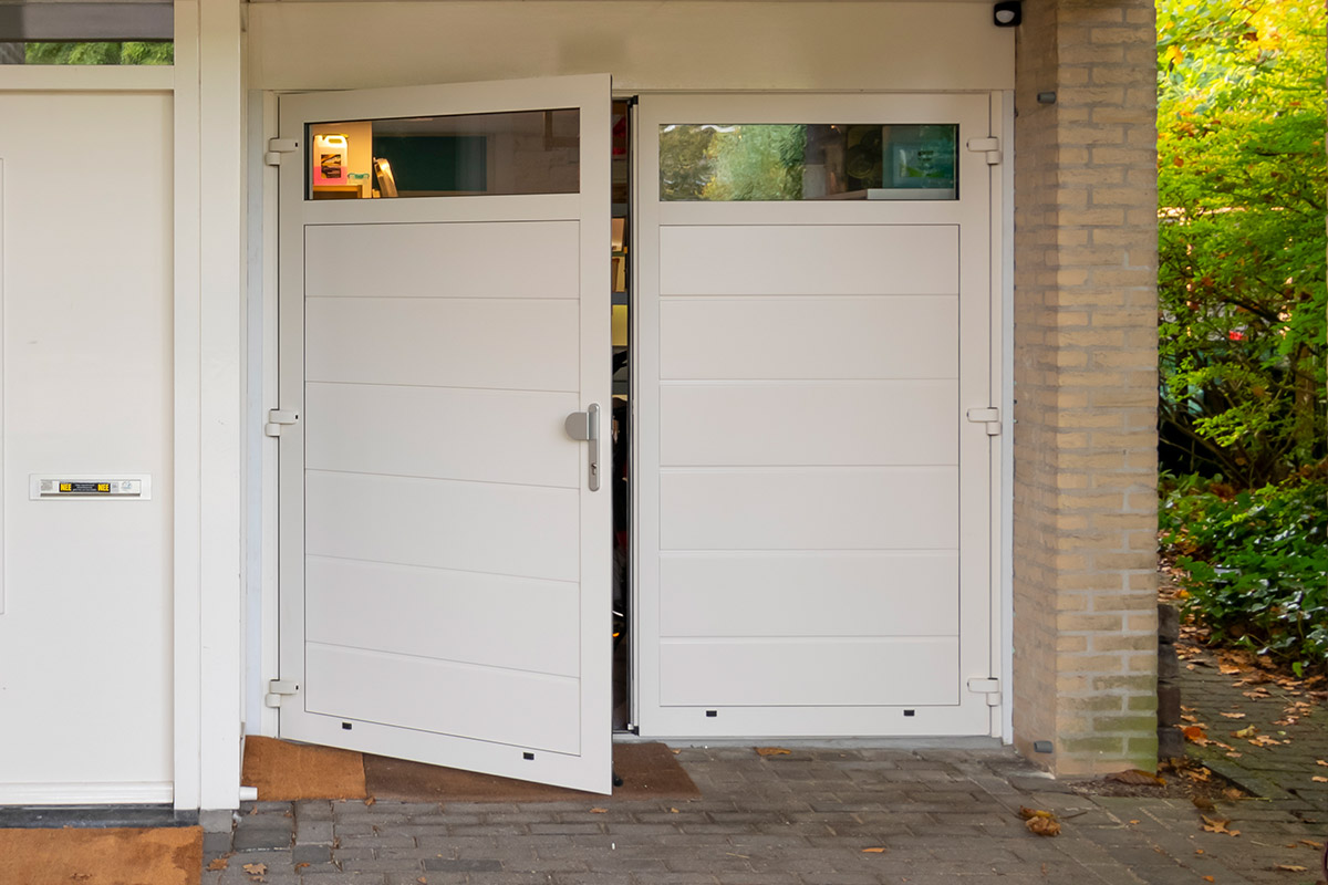 Witte openslaande garagedeuren met glas | Ambassa garagedeur