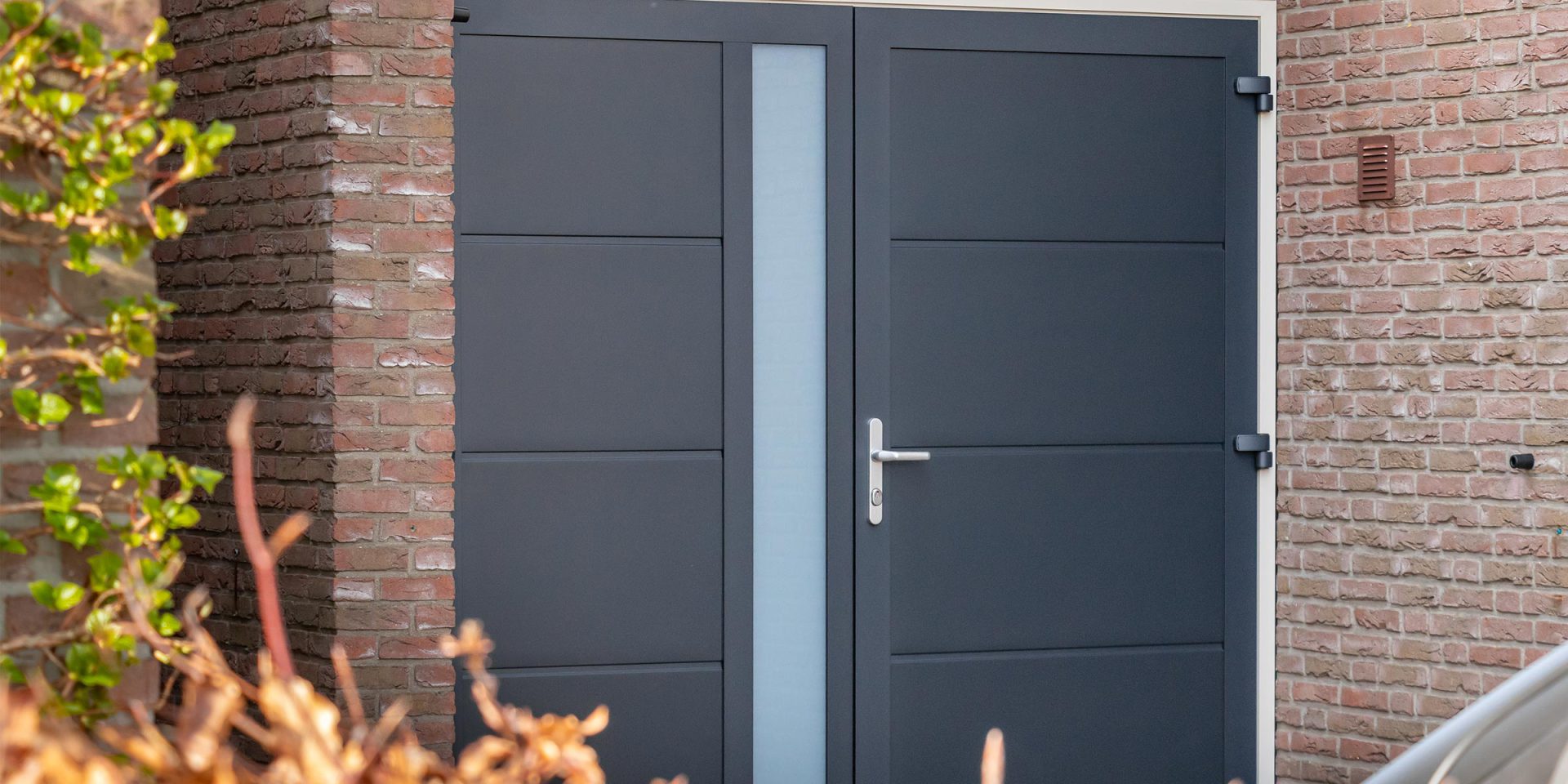 Openslaande garagedeur antraciet (project) | Ambassa