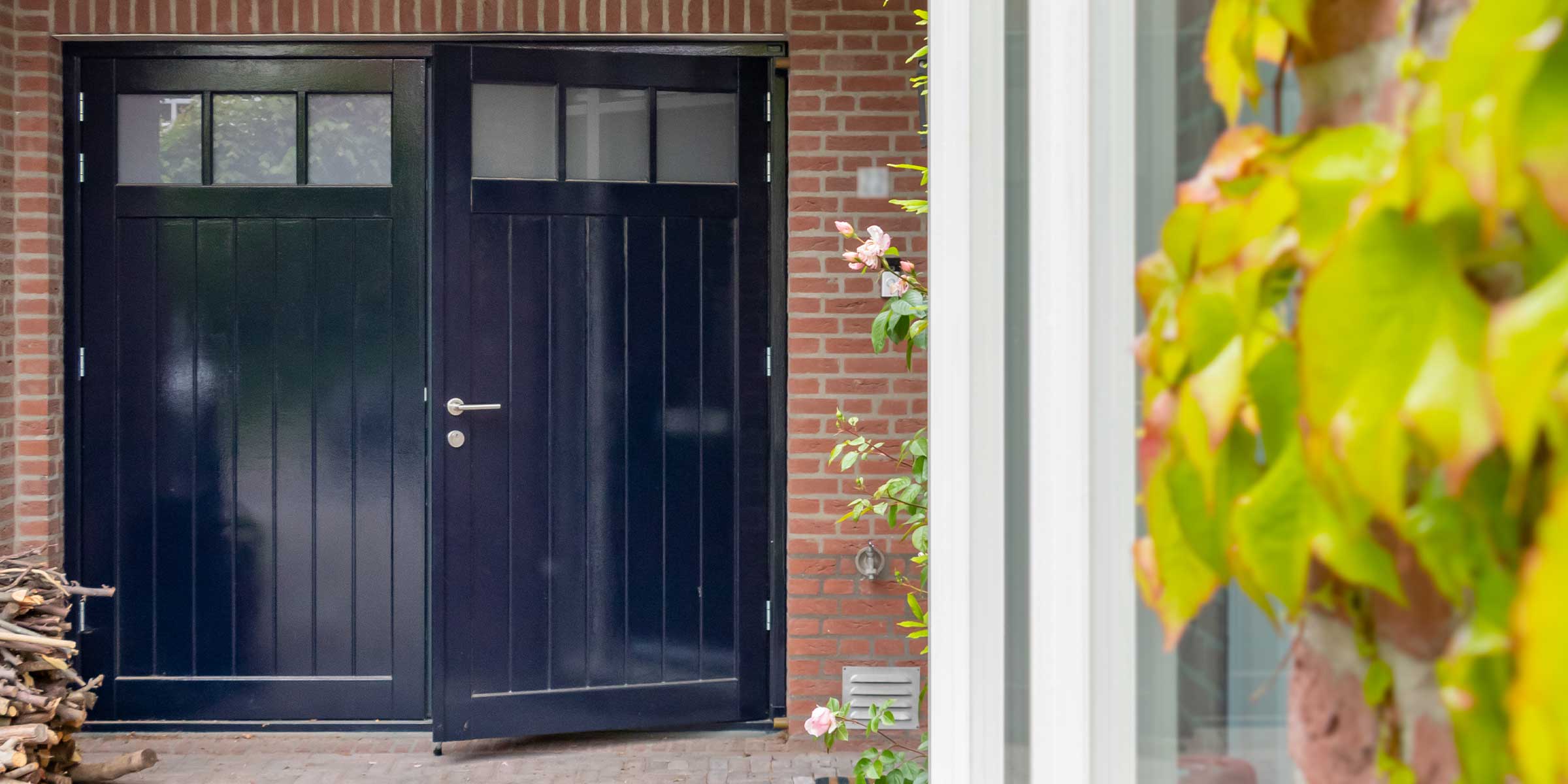 Houten garagedeur bij jaren'30 woning | Ambassa
