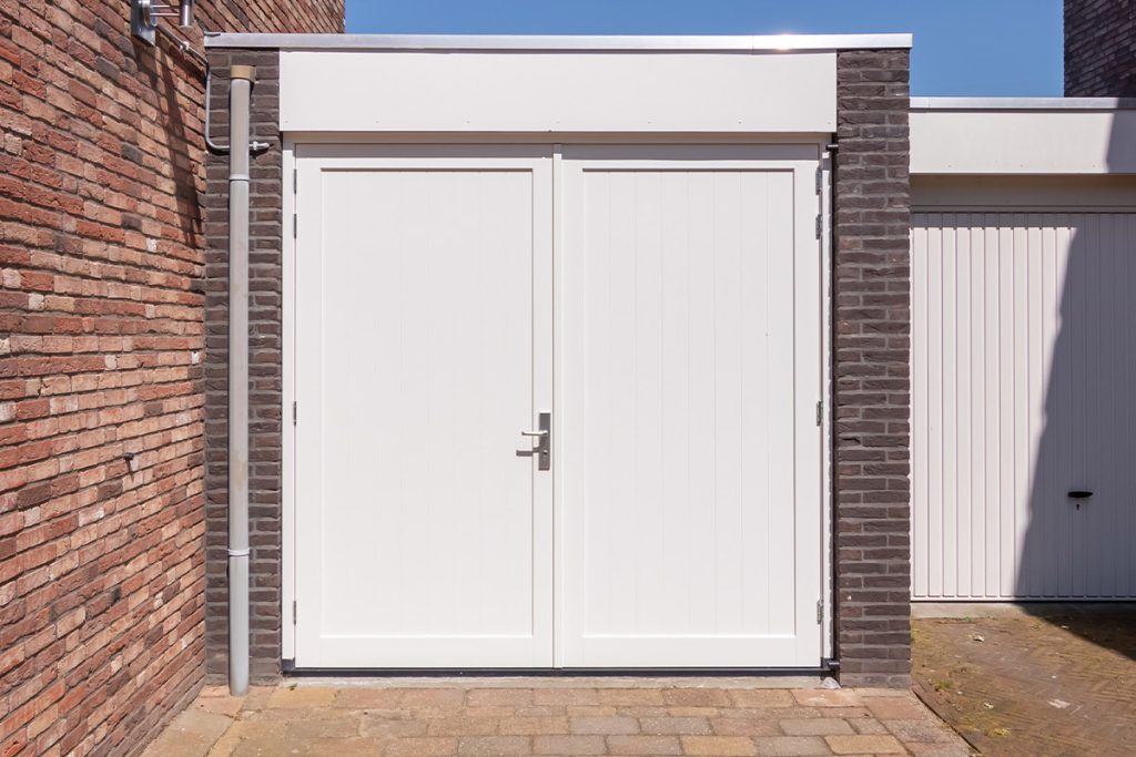 Houten openslaande garagedeur wit | Ambassa garagedeuren