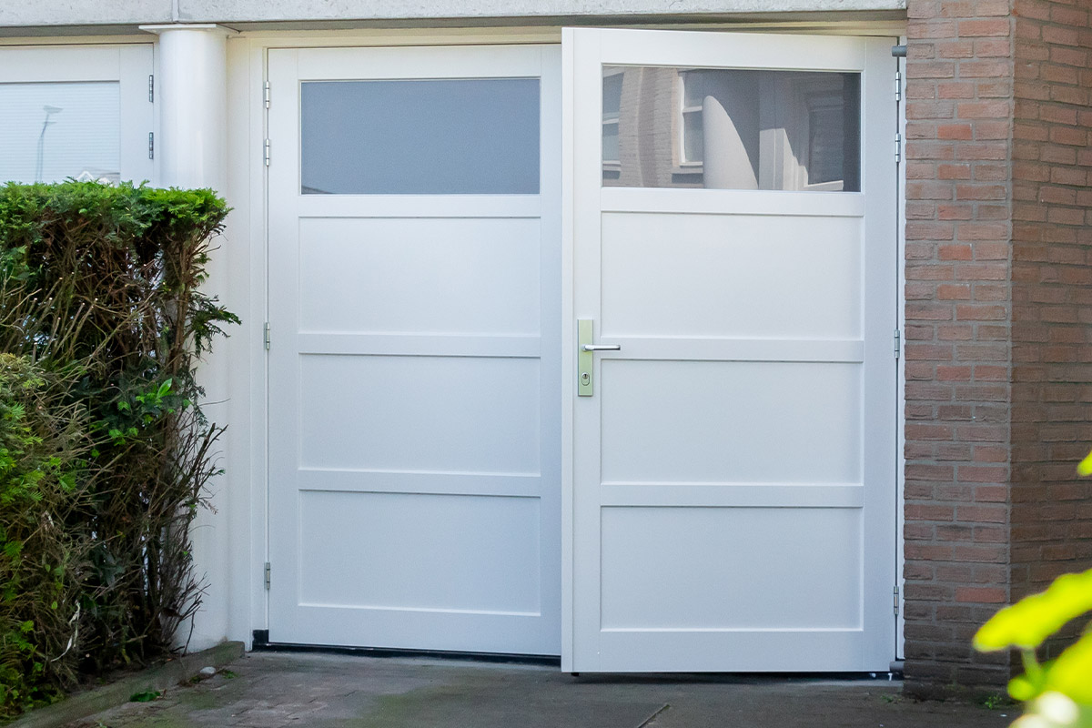 Houten garagedeuren op maat | Ambassa