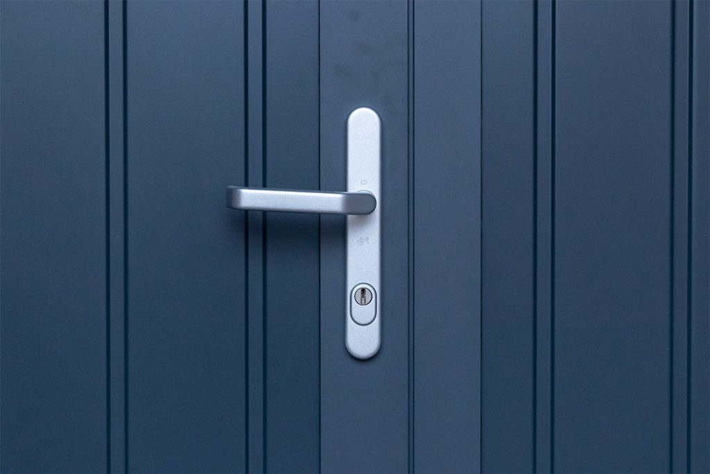 Openslaande garagedeur met glas bovenin | Ambassa