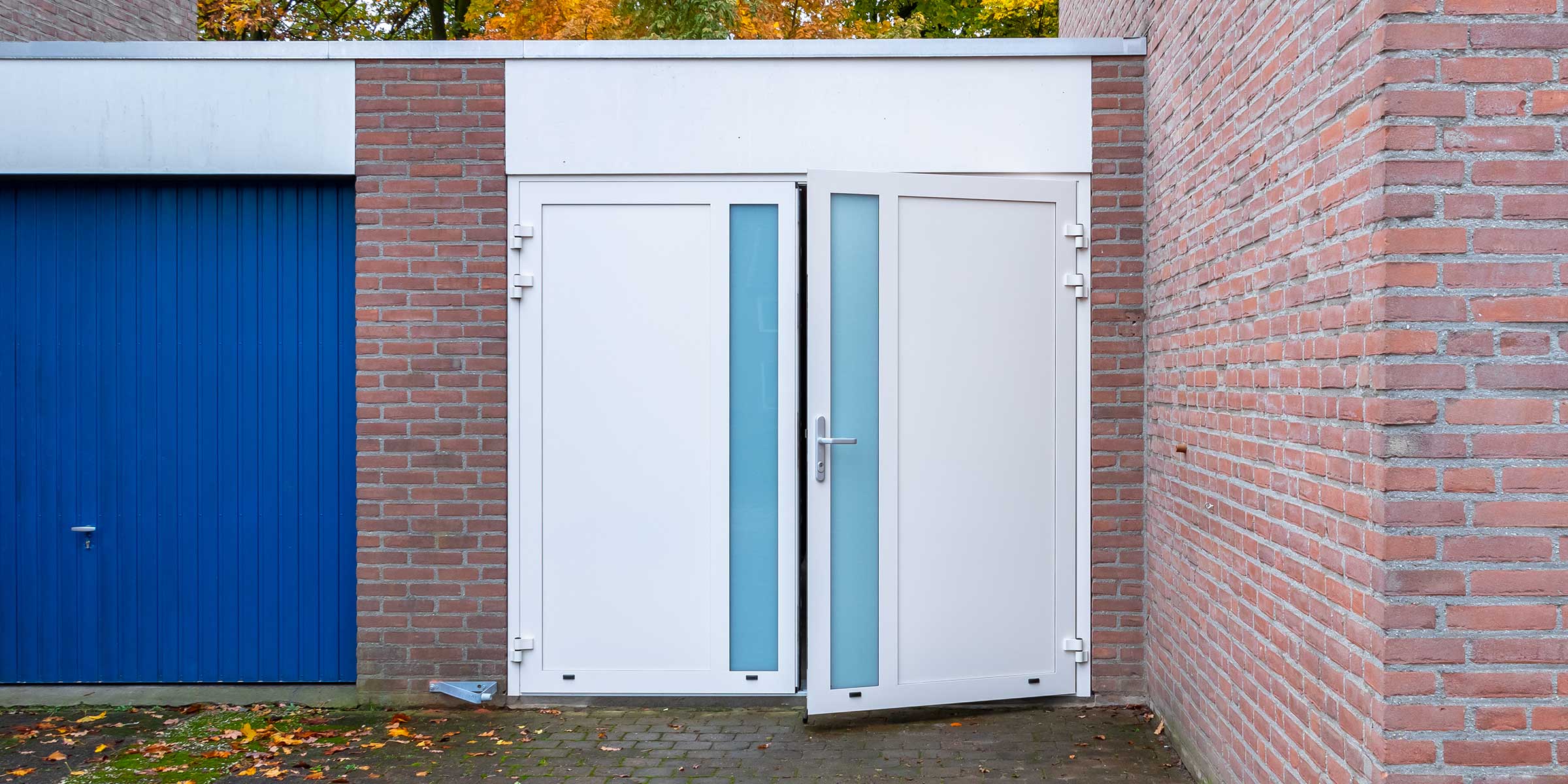 Openslaande garagedeur met glas in Limburg | Ambassa