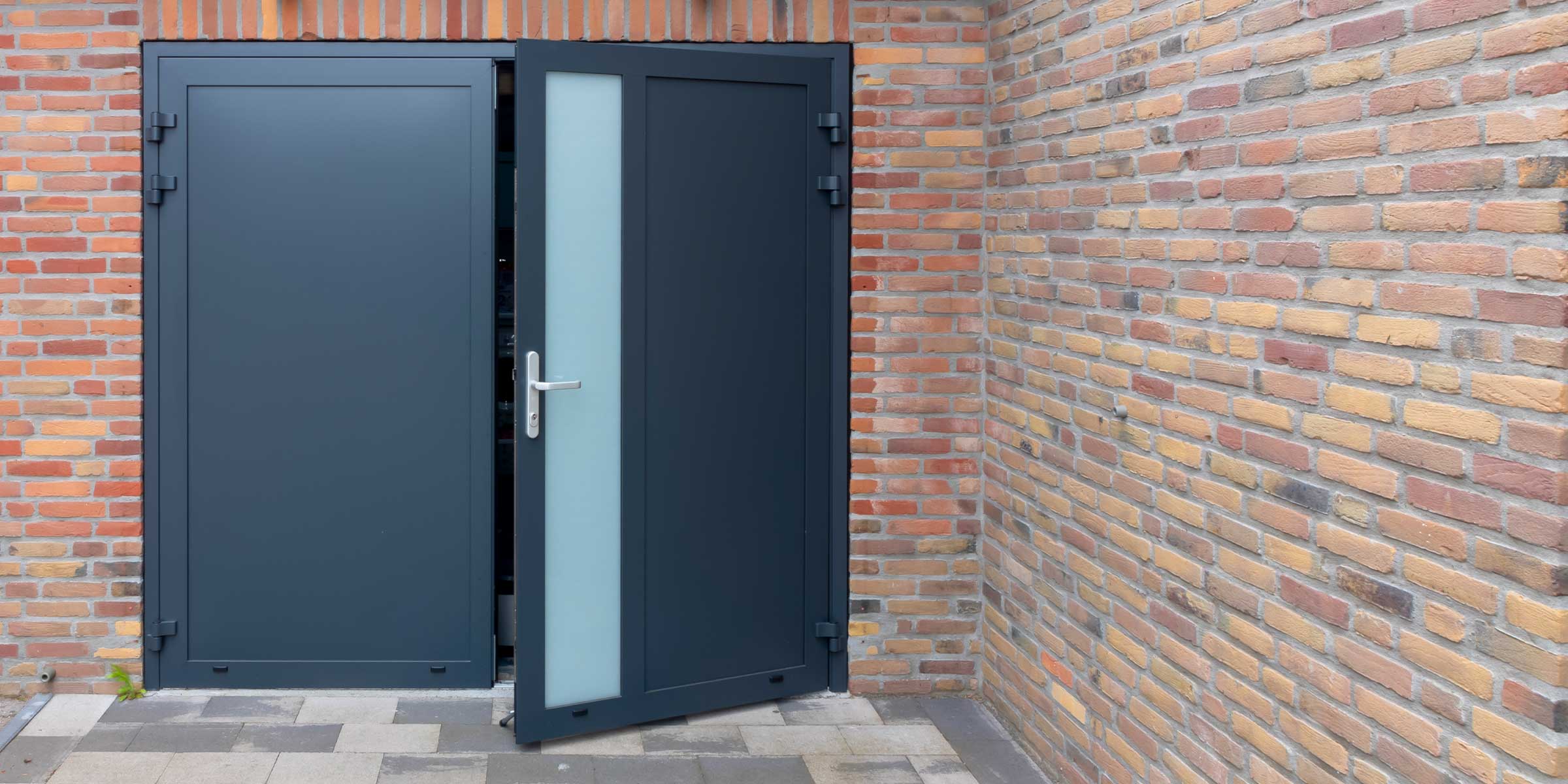 Project: Openslaande garagedeur RAL7016 | Ambassa