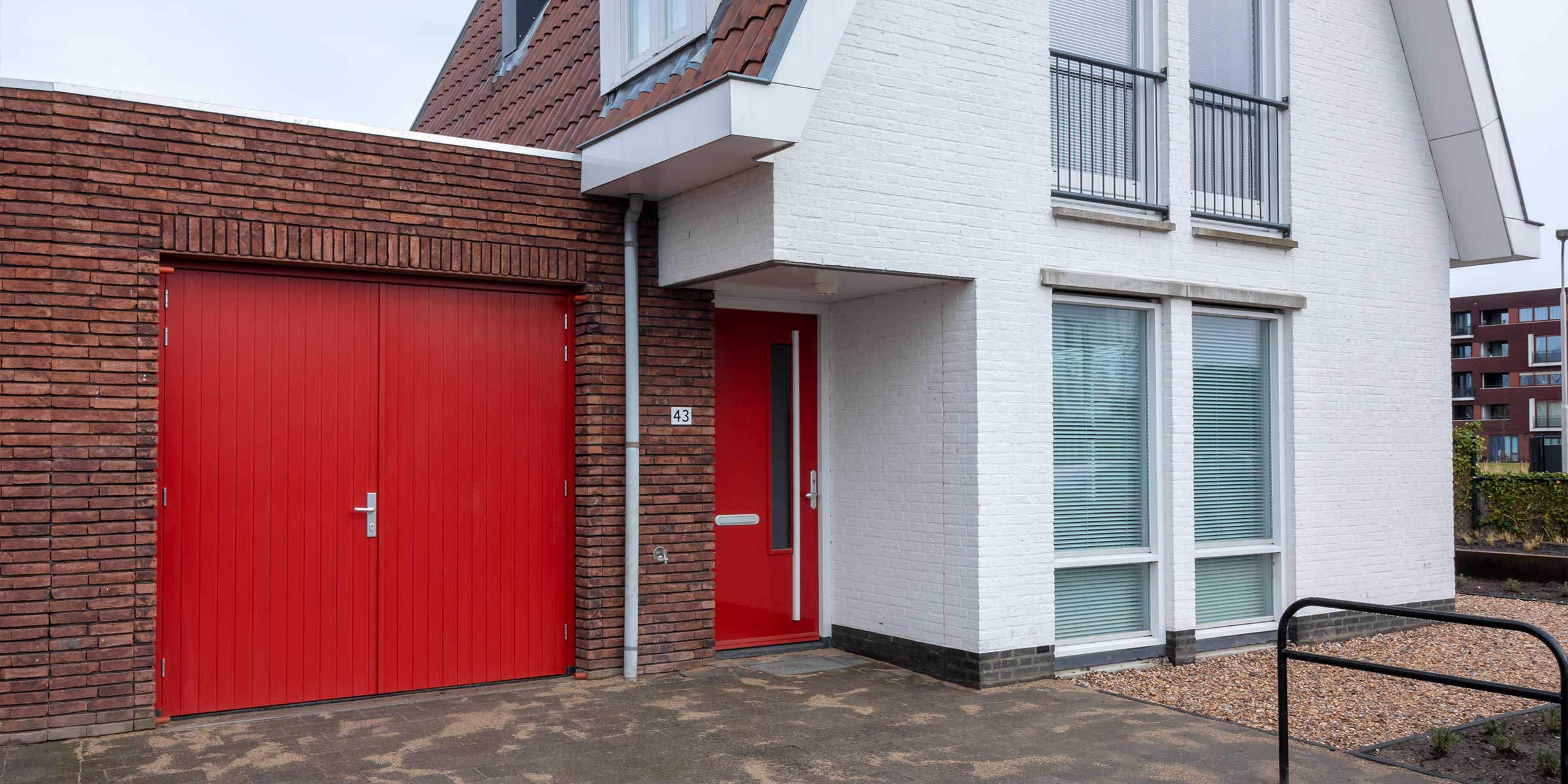 Project: Houten openslaande garagedeur rood | Ambassa