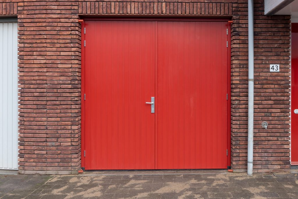 Project: Houten openslaande garagedeur rood | Ambassa