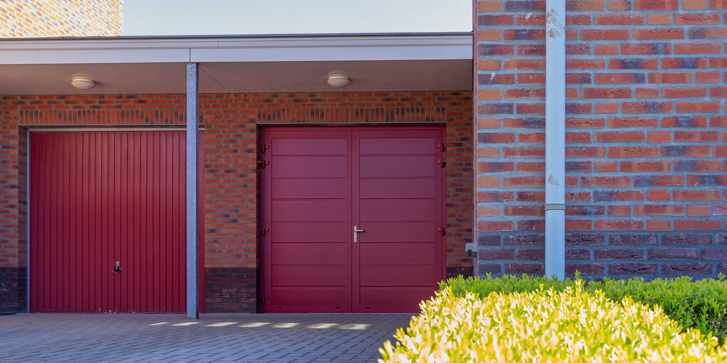 Project: Rode garagedeur, openslaande deuren | Ambassa