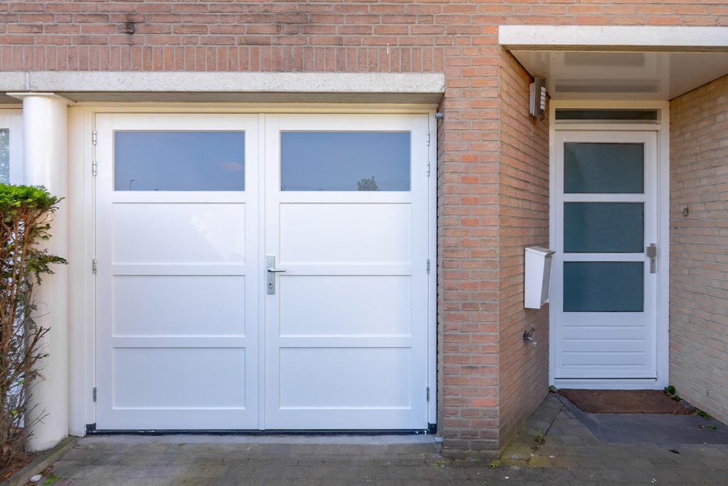 Witte houten openslaande garagedeuren | Ambassa