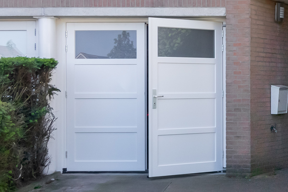 Witte houten openslaande garagedeuren | Ambassa