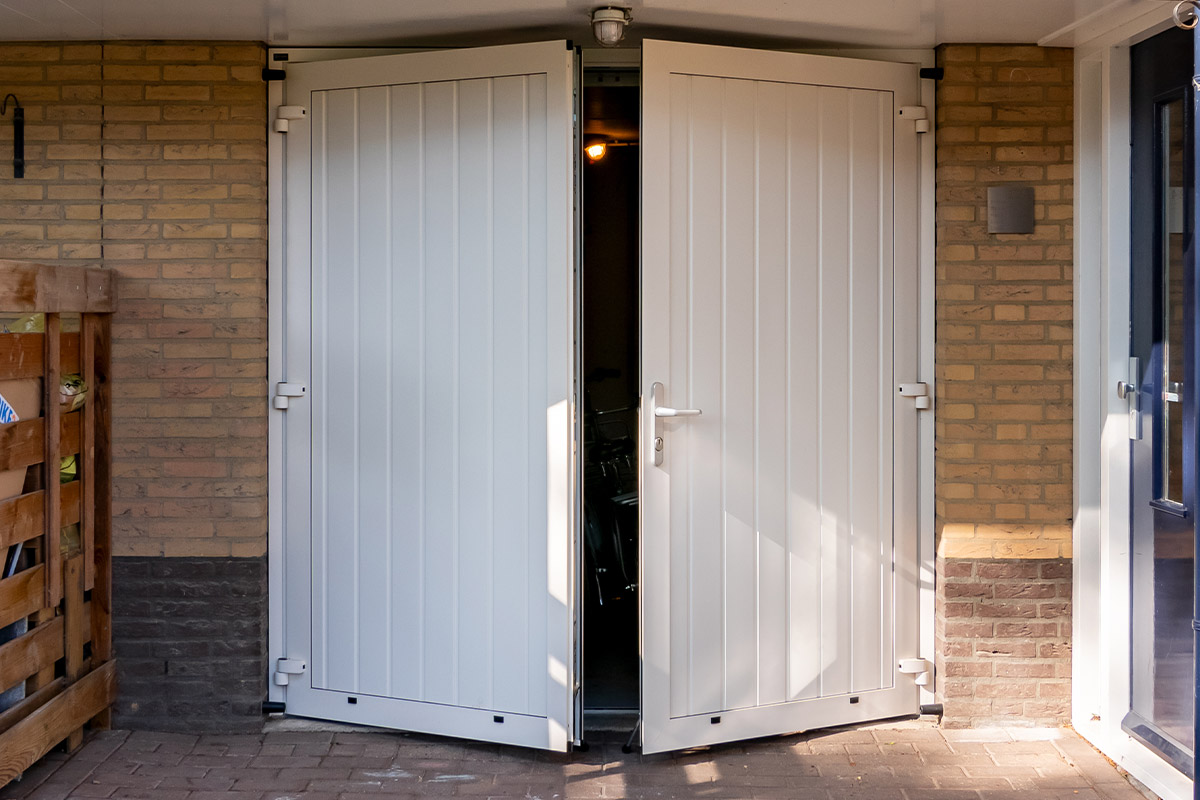 Project: Witte openslaande garagedeuren in Duiven | Ambassa