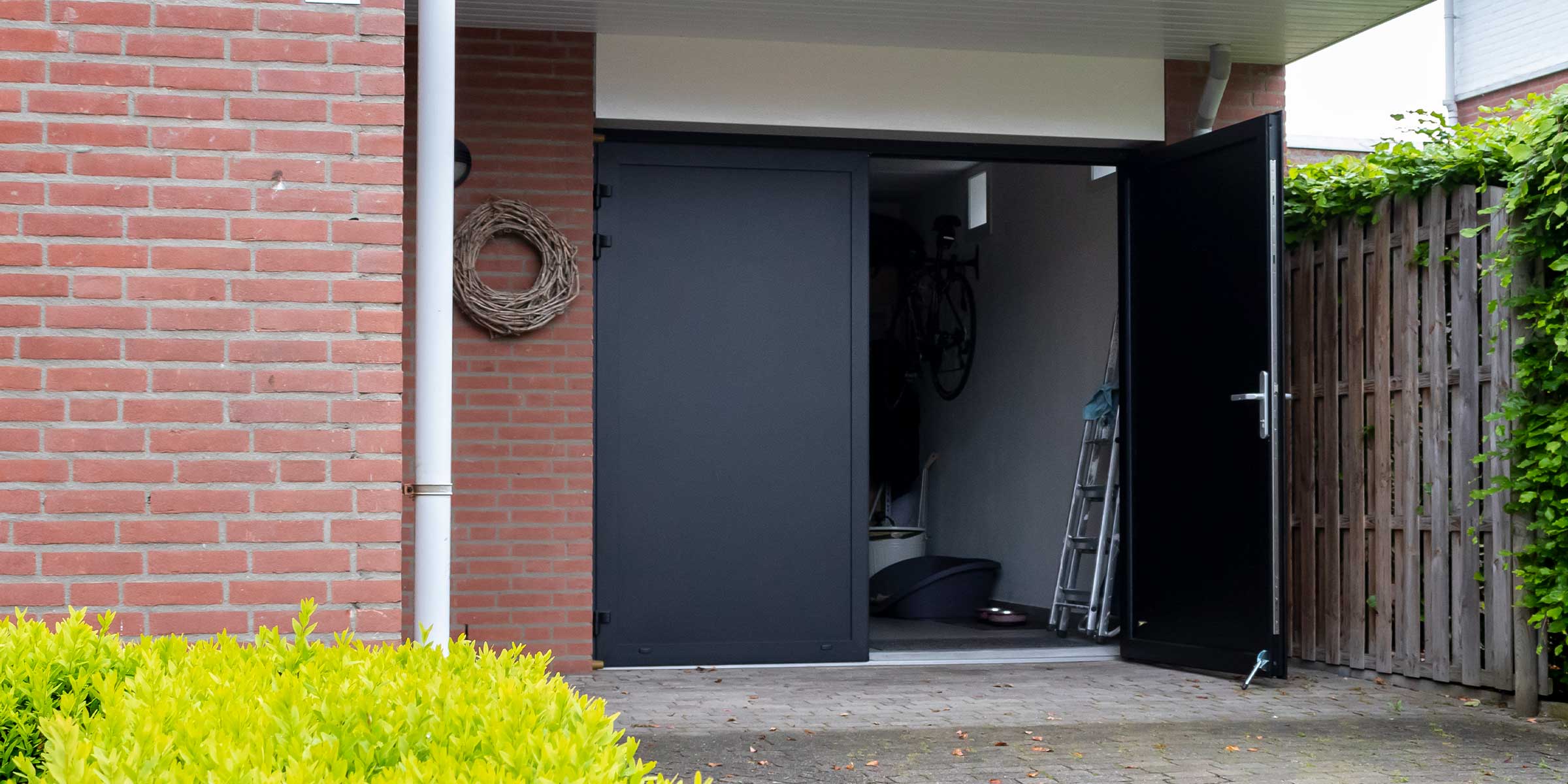 Project: Zwarte openslaande garagedeur | Ambassa
