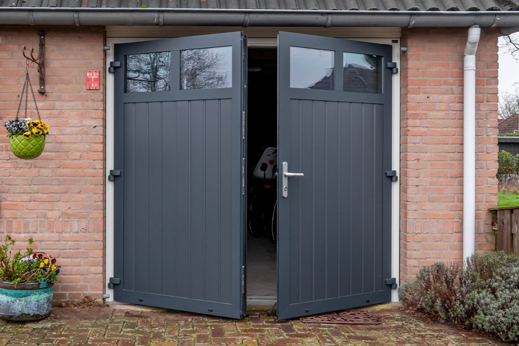 Openslaande garagedeuren antracietgrijs met raampjes