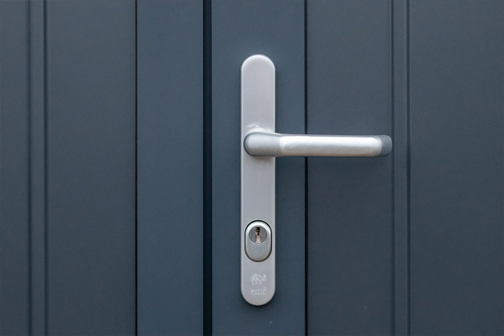Openslaande garagedeuren antracietgrijs met raampjes