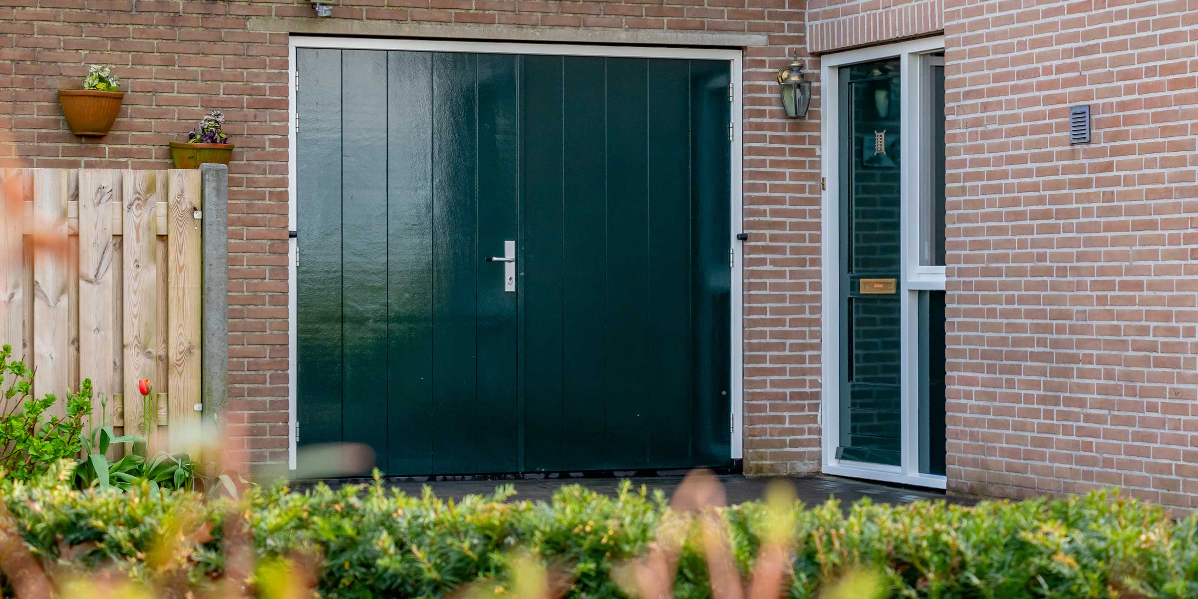 Houten openslaande garagedeur in klassiek groen | Ambassa