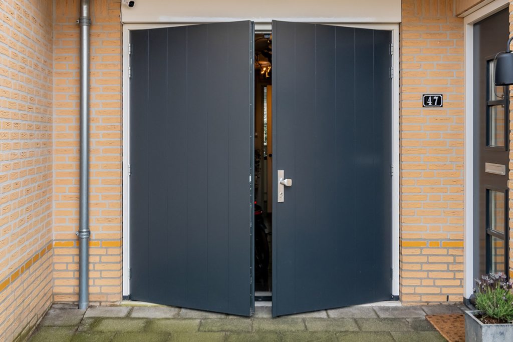 Houten openslaande garagedeuren antracietgrijs | Ambassa